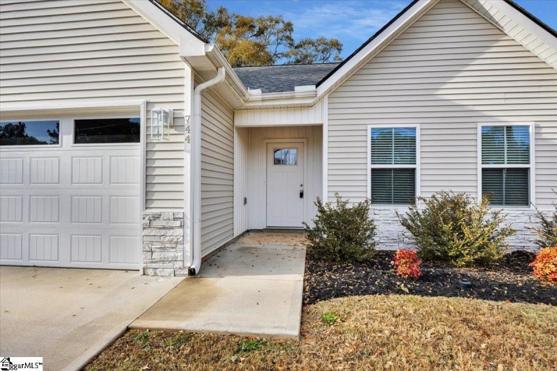 $299,900 - 3 Bed, 2 Bath Home - 744 S Bomar Avenue, Landrum, SC 29356 | Palmetto Park Realty
